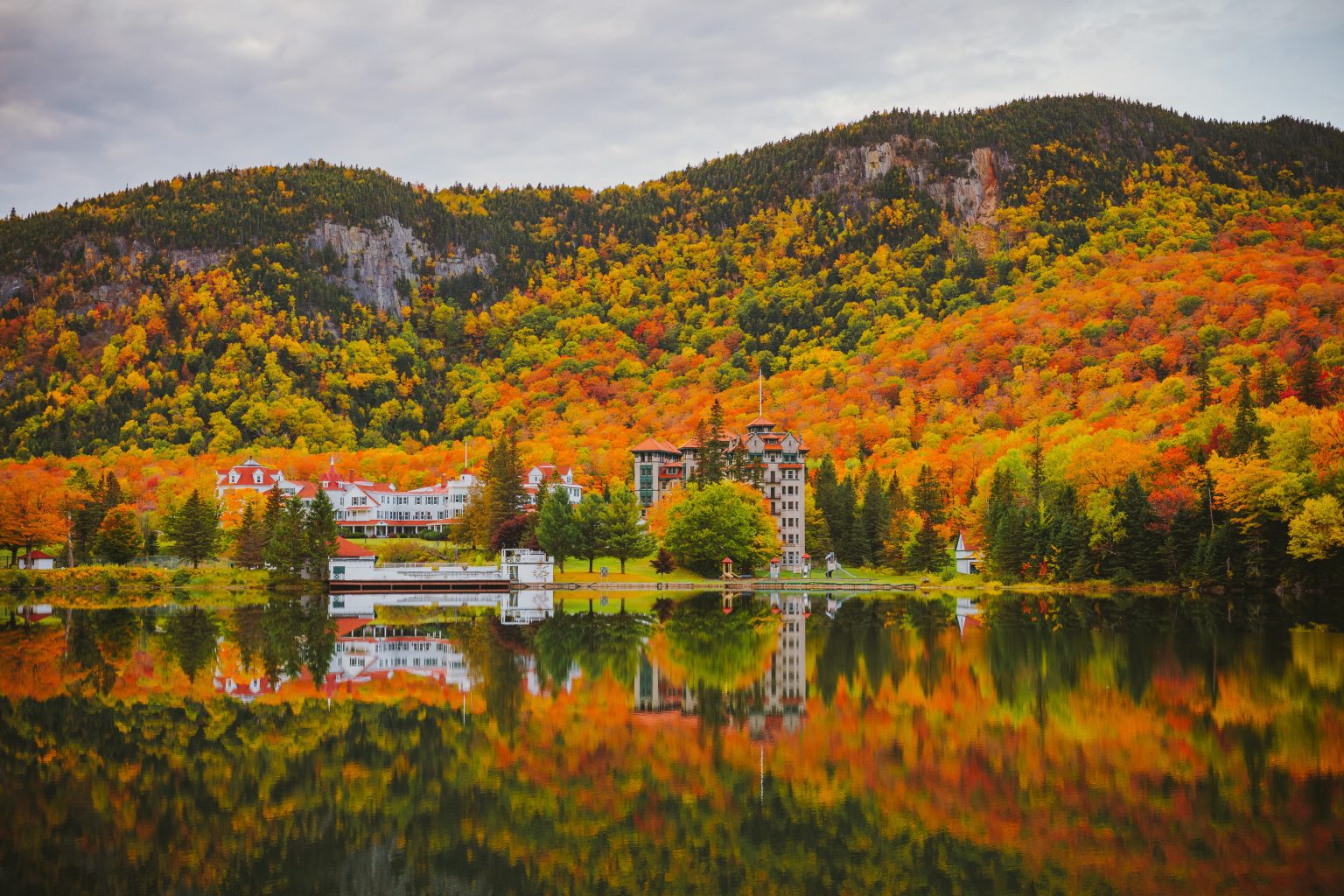 New Hampshire Fall Foliage 2023: Where to Go & When