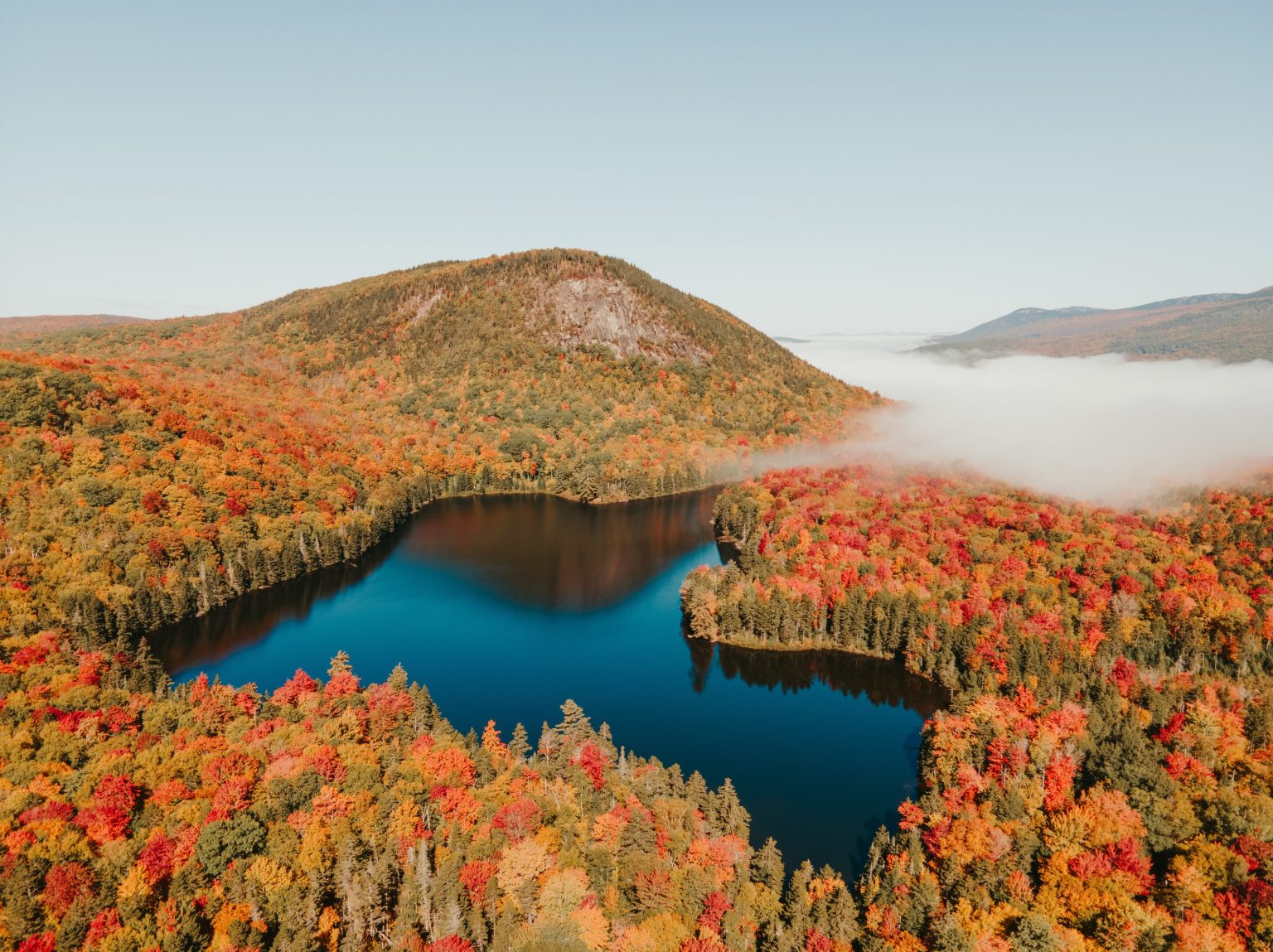 New Hampshire Fall Foliage 2023: Where to Go & When