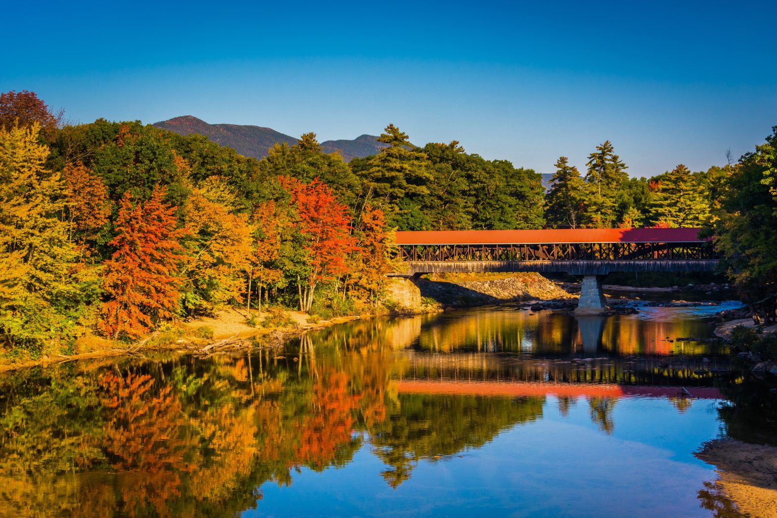 New Hampshire Fall Foliage 2023: Where to Go & When